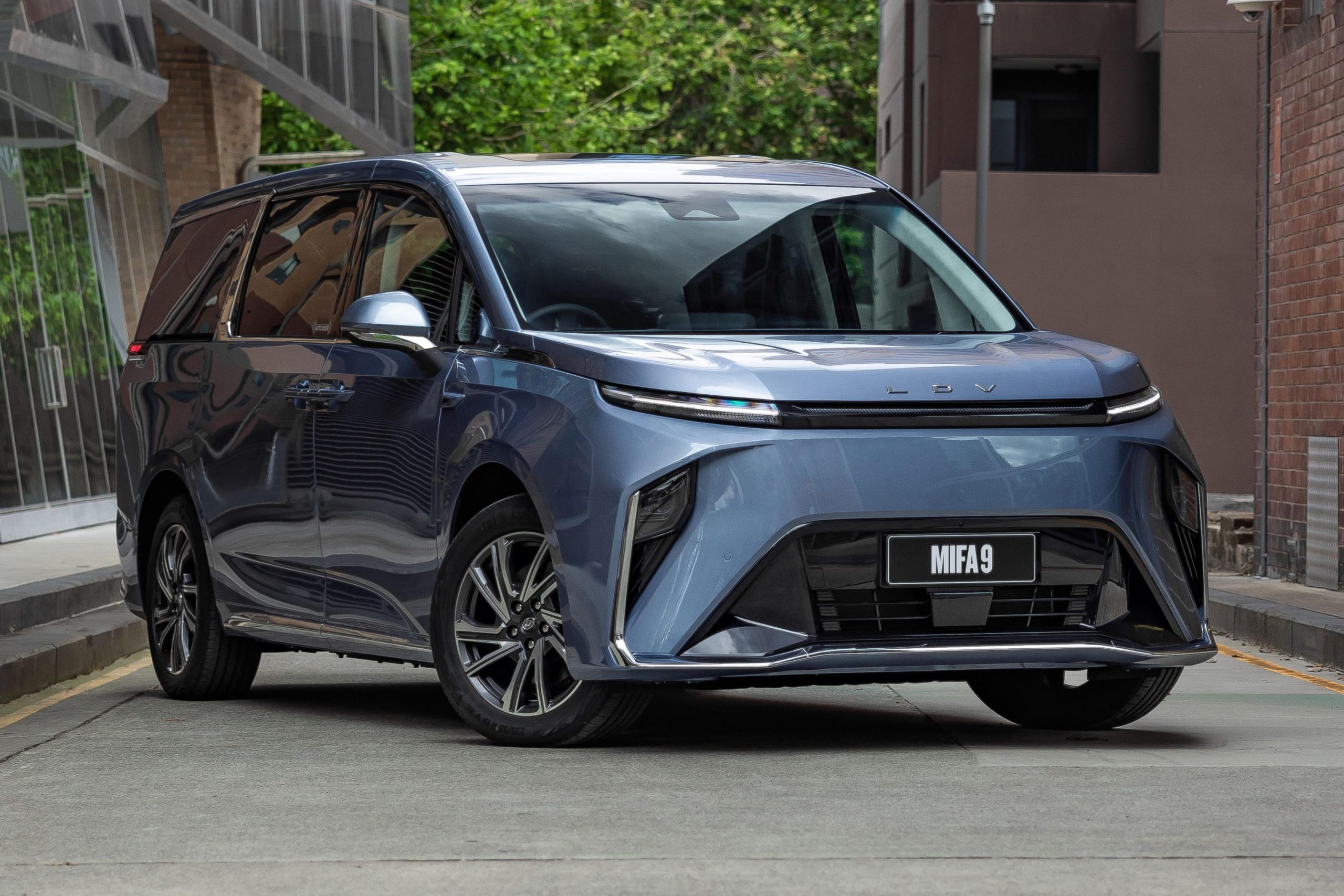 MG หวนมาทำตลาดรถตู้ในไทยส่ง MAXUS MIFA 9 ไฟฟ้าใส่ตรา MG