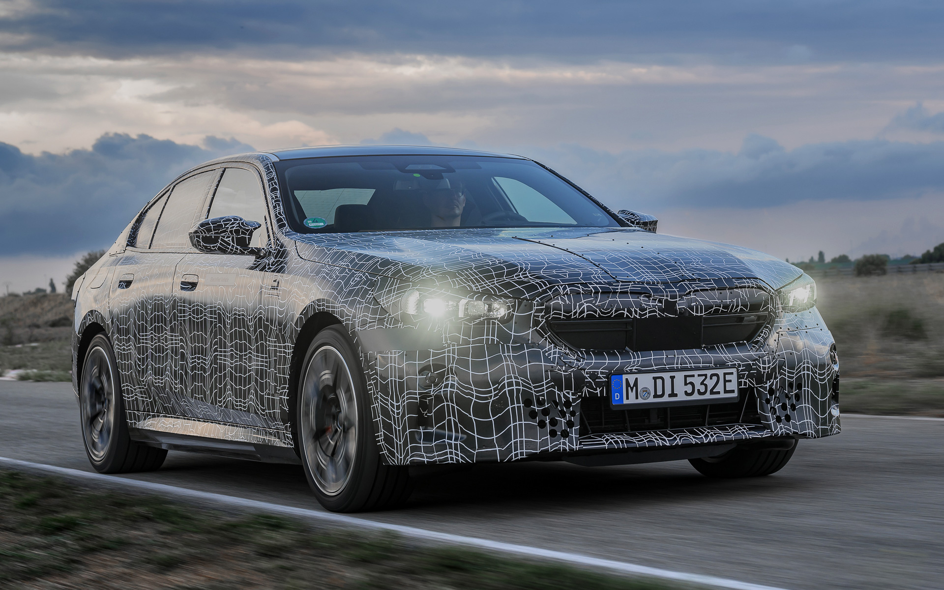 BMW 5 Series & i5 ชายกลางเจนใหม่เผยตัวจริง 24 พฤษภาคม